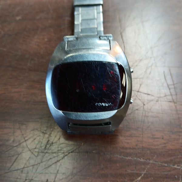 UNTESTED Vintage Fossil JR-8852 Red Illuminating LED Digital Watch ...