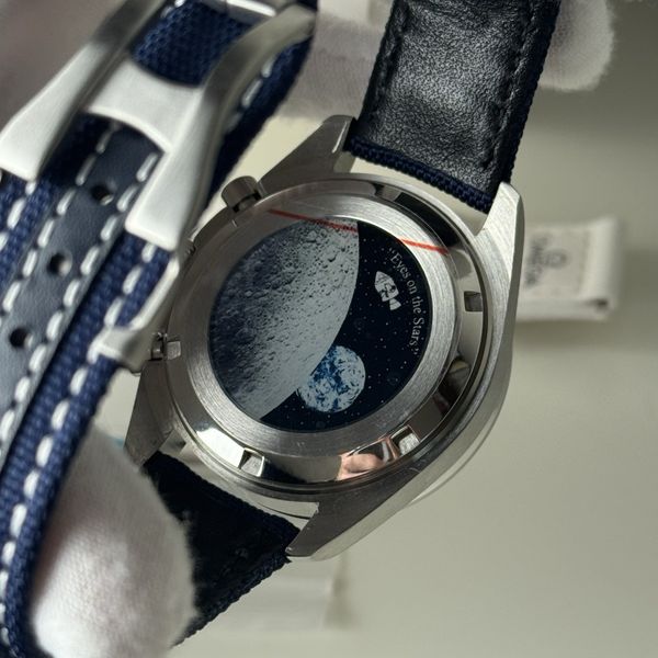 Swatch â Mission To The Moon SNOOPYâ Custom Moonswatch Mod Metal Case ...
