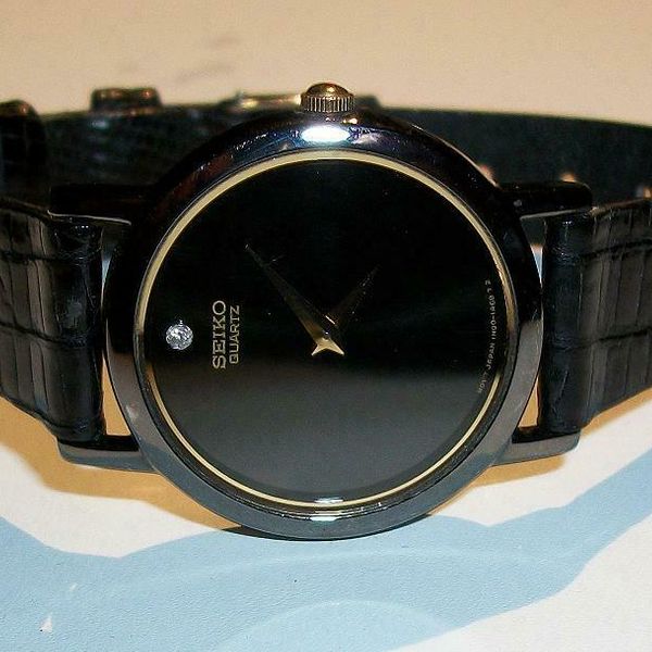 Women's SEIKO Quartz Watch Black Face Gold Hands 1N00-0C99 ...