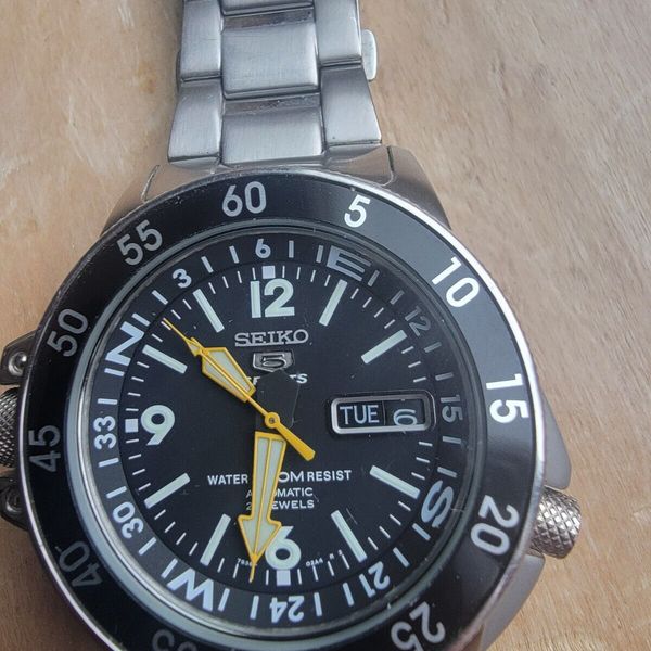 Seiko 5 Sports Landshark, Automatic, Rotating Internal Compass Bezel ...