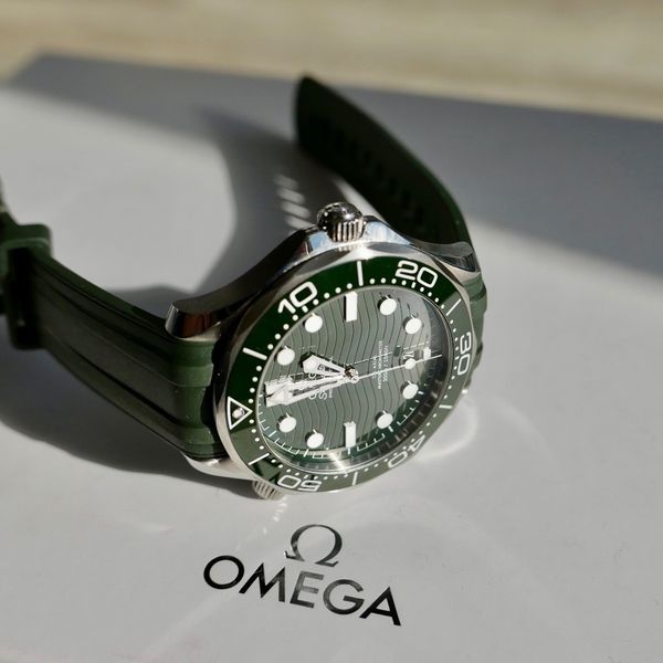 OMEGA Seamaster Diver 300M Green, 2x Omega Rubber Straps. Warranty ...