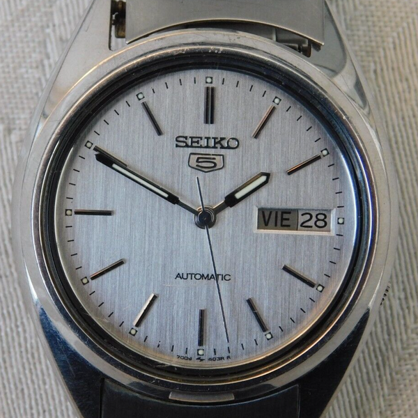 VINTAGE SEIKO 5 MENS AUTOMATIC DAY DATE WRISTWATCH WATCH 7009-3040 4of4 | WatchCharts Marketplace