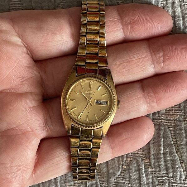 VINTAGE SEIKO SQ LADIES GOLD TONE 22MM WATCH W/ DAY & DATE DIAL - NEEDS BATTERY | WatchCharts ...