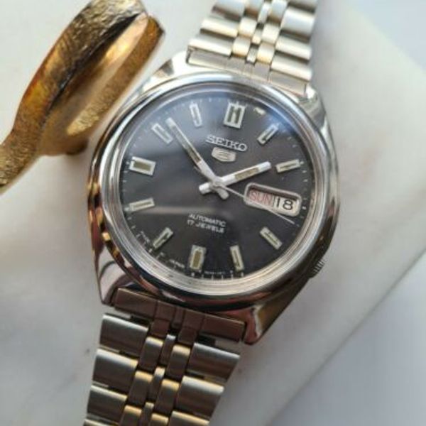 Vintage BLACK 1983 SEIKO 5 Men's Automatic Day/Date Watch 7009-8750 80s | WatchCharts Marketplace
