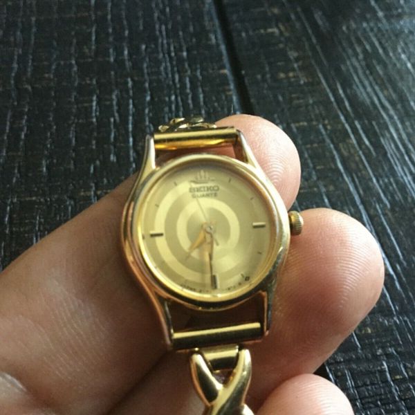 Vintage Seiko 2Y01-0A10 Quartz Women's watch Gold tone Collectible | WatchCharts Marketplace