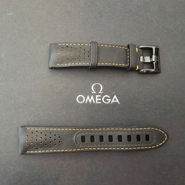 Omega Speedmaster - Dark Side of the Moon Apollo 8 - Ceramic Deployment ...