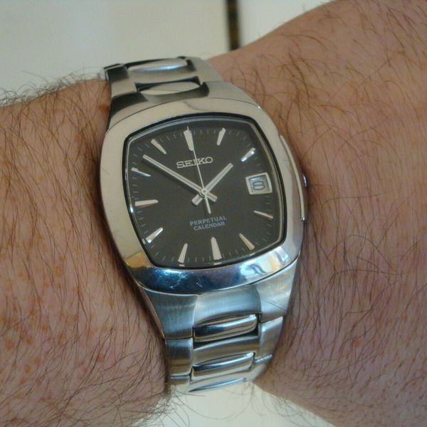 Seiko Perpetual Calendar. Gents quartz watch. Square case, 8F32-5010 ...