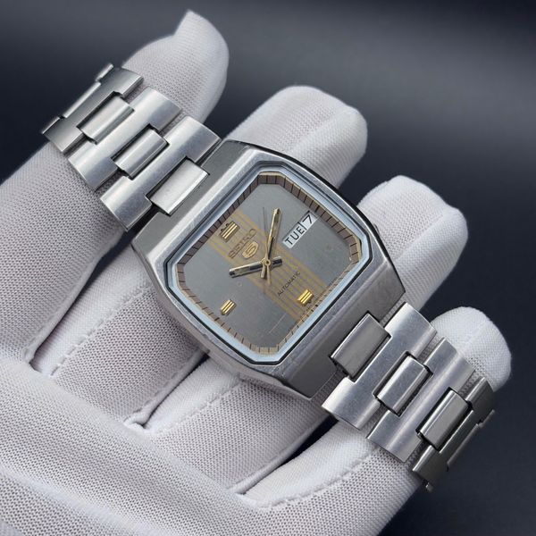 Vintage Seiko 5 Automatic Beautiful tv shape made in japan menâ s watch ...