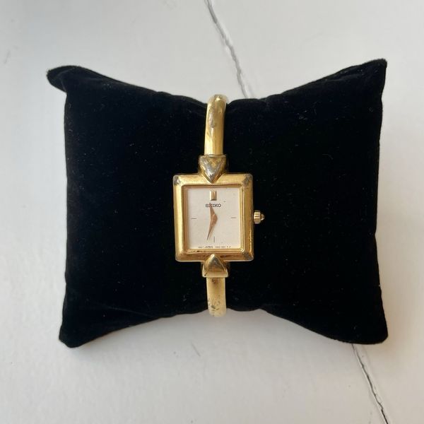 Vintage Ladies Seiko Watch V400-6429 Quartz Gold-Tone | WatchCharts ...