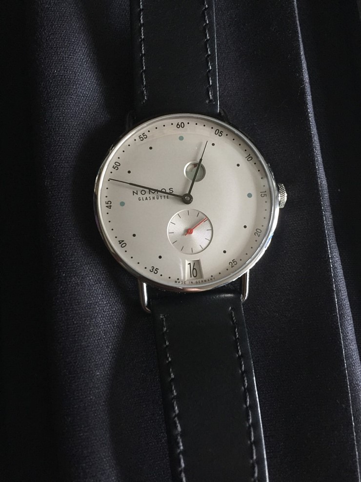 FS : Nomos Metro Datum Gangreserve | WatchCharts Marketplace