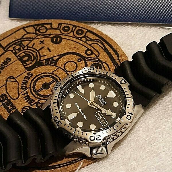 Seiko SKX171 Men's NOS Vintage 200 Meter Day/Date, Black Dial, Diver ...