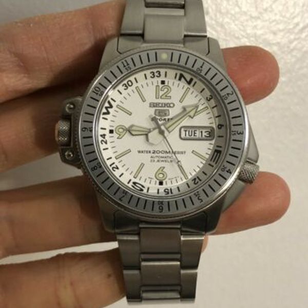 Seiko SKZ207 Landshark white dial with countdown, GMT bezel insert ...