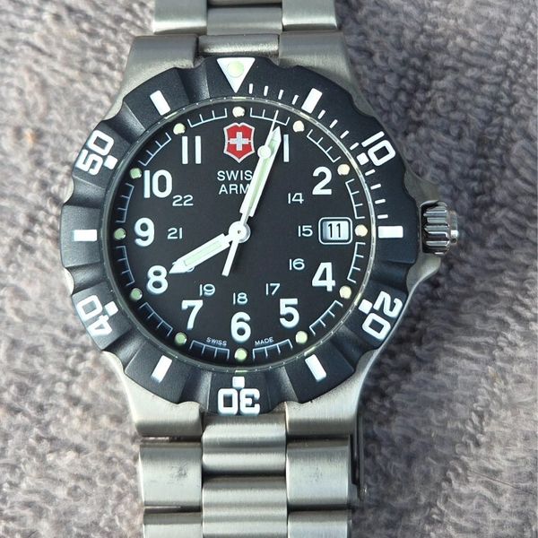 New Victorinox Swiss Army Summit SLT Titanium Wristwatch Complete w ...