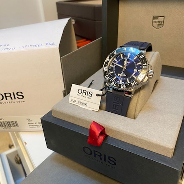 FS: Oris Aquis GMT Date w/Blue Rubber Strap | WatchCharts Marketplace