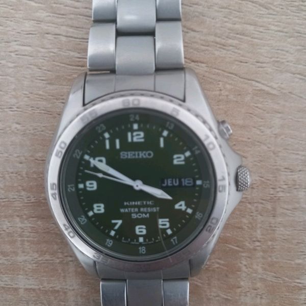 Seiko Kinetic Men's Watch 5M63 0A50 Green 50M With Unusual French Date ...