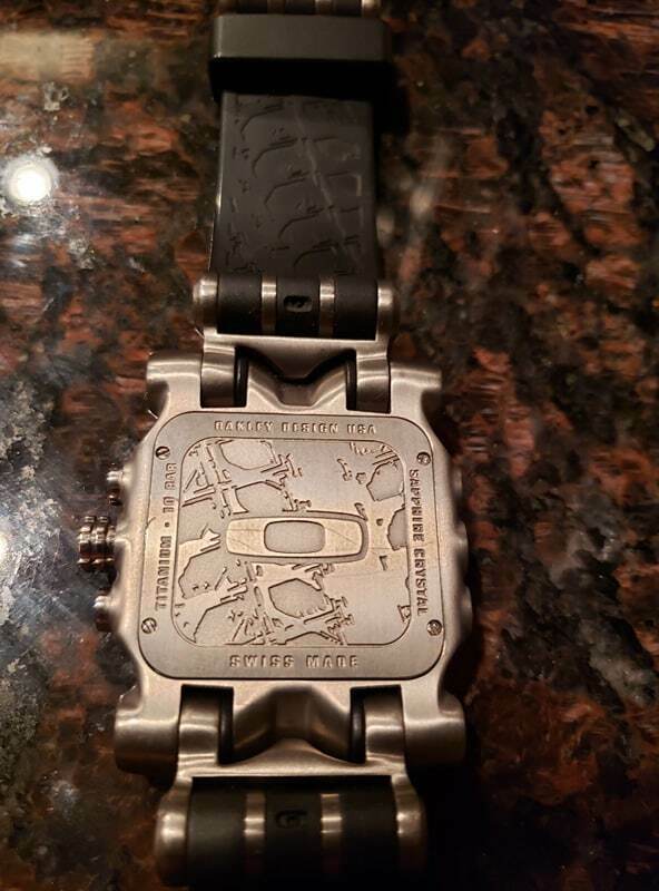 Oakley Minute Machine Titanium / Time Tank Unobtainium Strap Oakley Minute Machine Titanium / Time Tank Unobtainium Strap