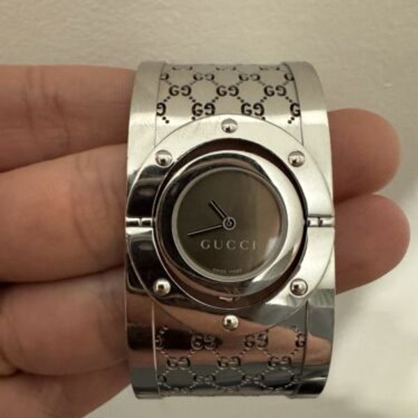 GUCCI Twirl GG 112 Monogram Stainless Steel Swiss Made Quartz Bangle ...