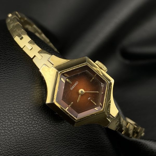 Vintage Seiko Red Hexagon Faceted Dainty Ladies Watch Manual Wind Up ...