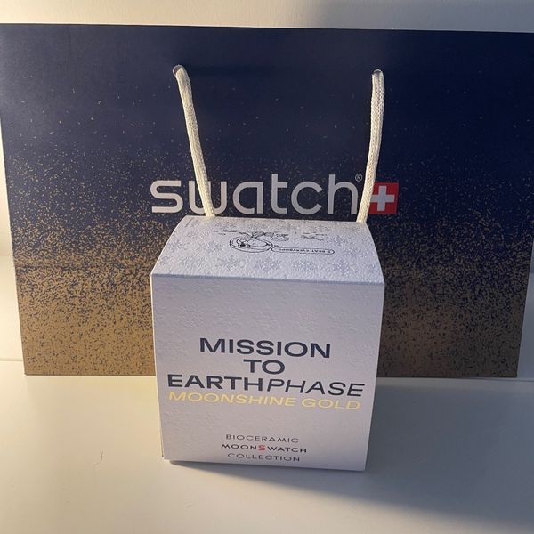 MoonSwatch Mission to Earthphase Moonshine Gold Cold Moon White Swatch ...