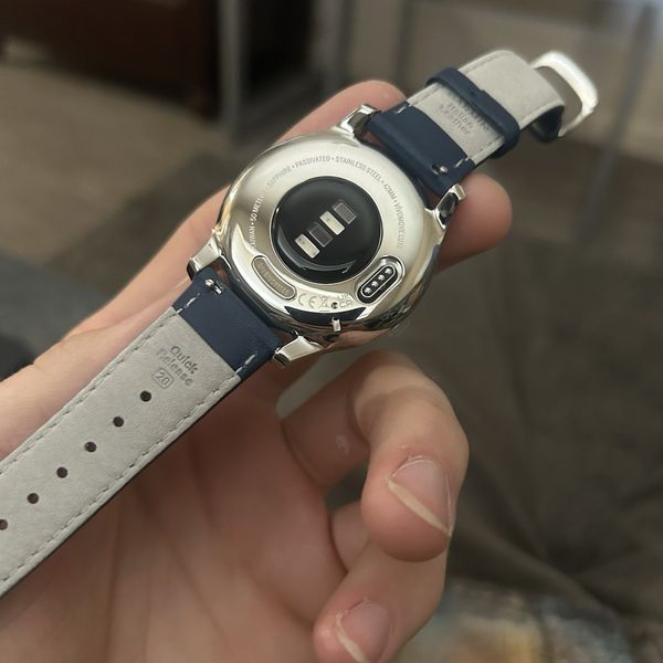 GARMIN vivomove Luxe Navy Leather / Silver | WatchCharts Marketplace