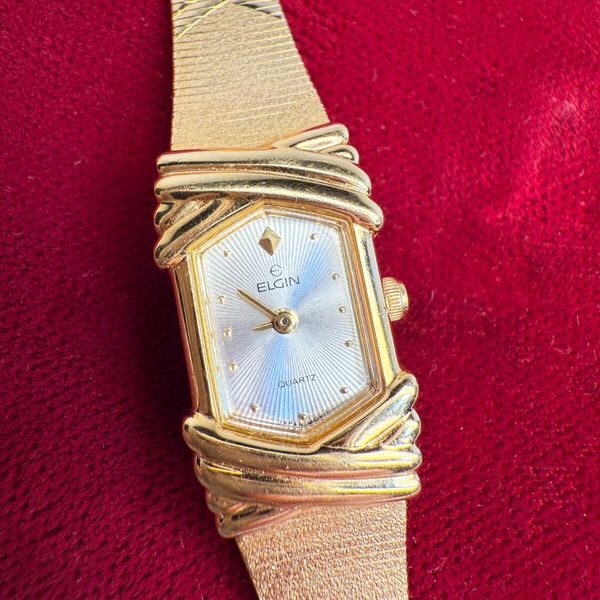 Running Vintage Ladies Elgin Quartz Wrist Watch & Original Bracelet ...