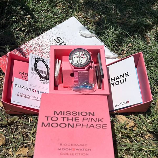 Omega x Swatch Moonswatch Mission to the Pink Moon â Edizione Moonphase ...