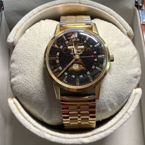 Zodiac 1957 Automatic 17 Jewel Date Month and Moon Wristwatch ...