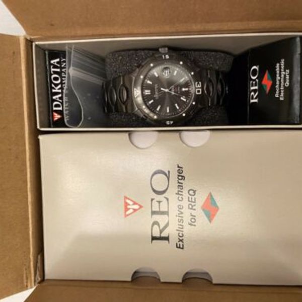 Dakota watch REQ complete with charger and box | WatchCharts Marketplace