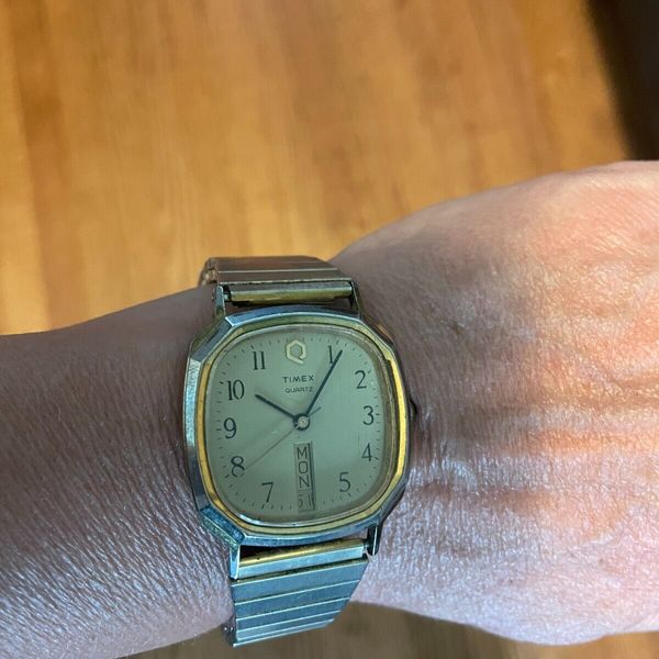 Vintage Timex Q Quartz Watch w / Vertical Day and Date Indicator ...