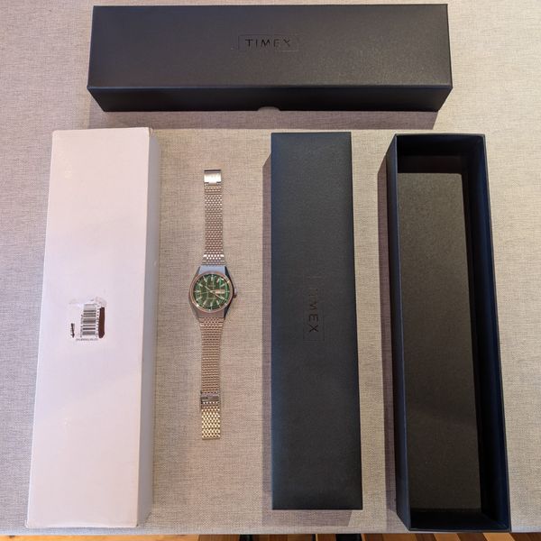 Q Timex 1978 Reissue Falcon Eye TW2U95400. Day/Date, Green ...