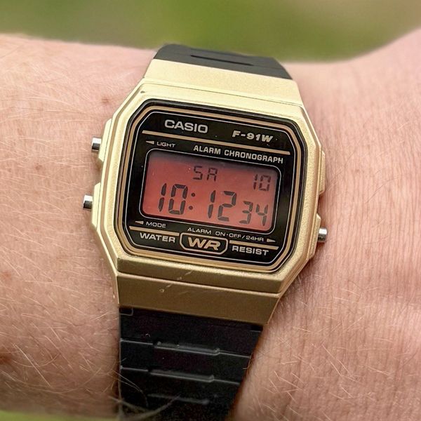 Custom Casio F-91W Gold â Restored with Gradient Red Display ...