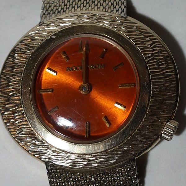 Vintage Bulova Accutron Ladies Watch 2183 Ca. 1971 Salmon Dial Gold ...
