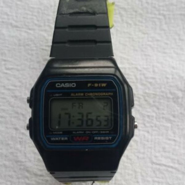 Casio F-91W LCD Black Watch works broken straps | WatchCharts Marketplace