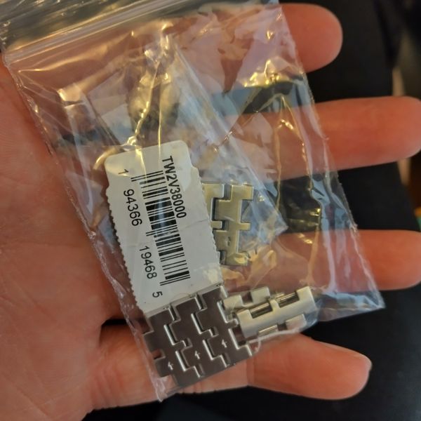 Timex Q Reissue GMT Quartz Watch 38mm with Pepsi Bezel TW2V38000 ...