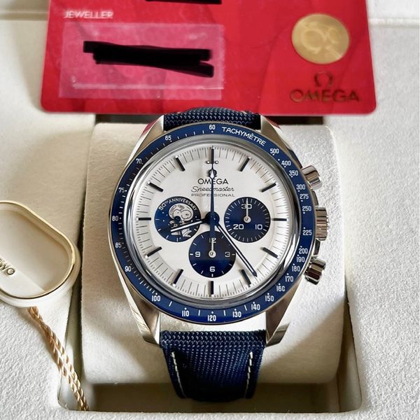 Omega 12/2024 Snoopy Speedmaster Silver Award Anniversary 310.32.42.50 ...
