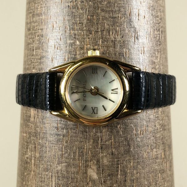 Fossil Women PC-9506 Mother Of Pearl Dial Leather Round 19mm Quartz ...