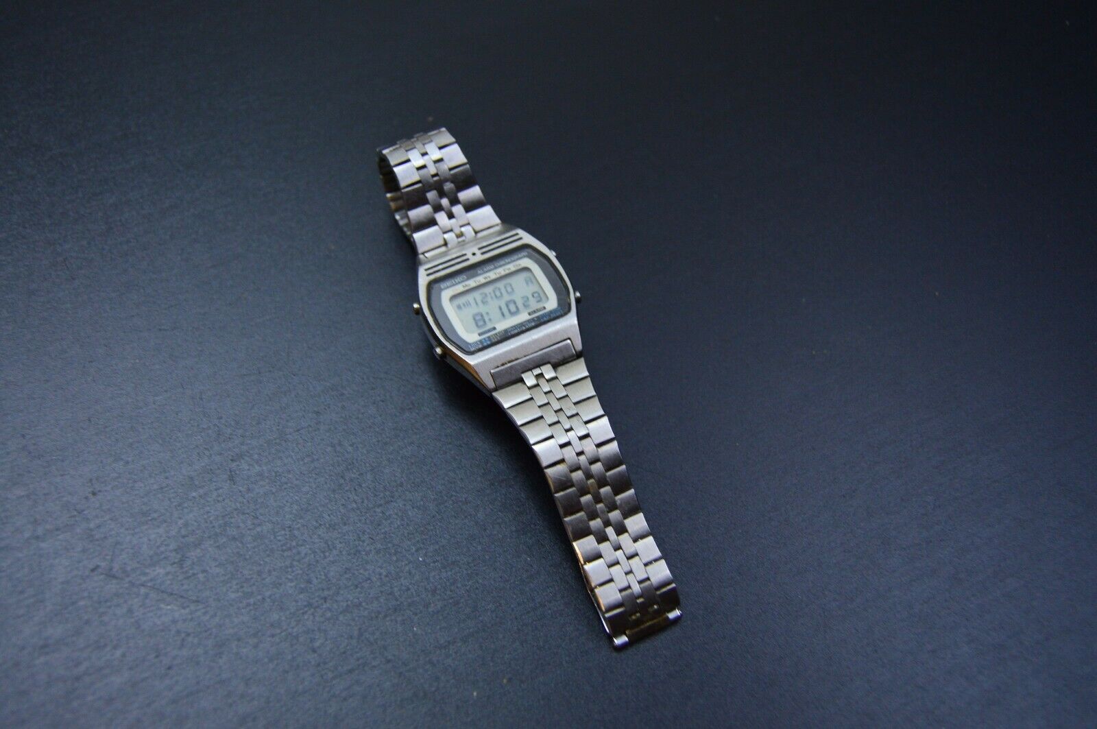 SEIKO A257-5010A VINTAGE 1981 DIGITAL WATCH W/ METAL BAND! VERY NICE ...