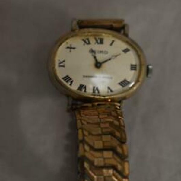 Seiko Diashock 17 Jewels Oval Faced Watch with Expanding Bracelet Band ...