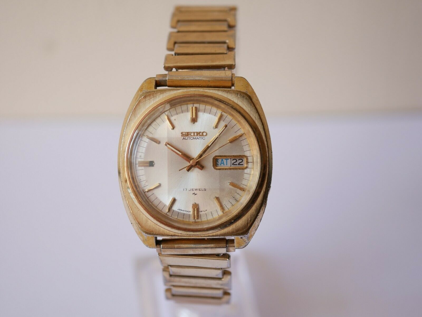 VINTAGE SEIKO 7009-8100 AUTOMATIC 17 JEWELS MENS WATCH | WatchCharts Marketplace