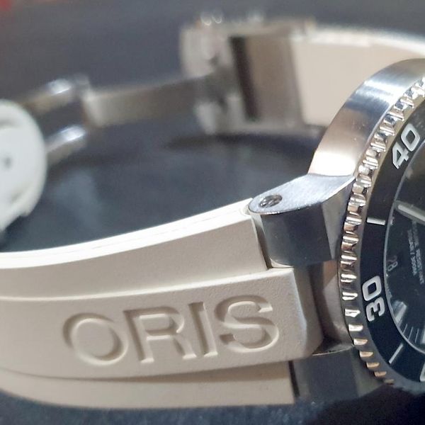 Oris Aquis Date Black 43mm Automatic on White Oris Rubber Strap ...