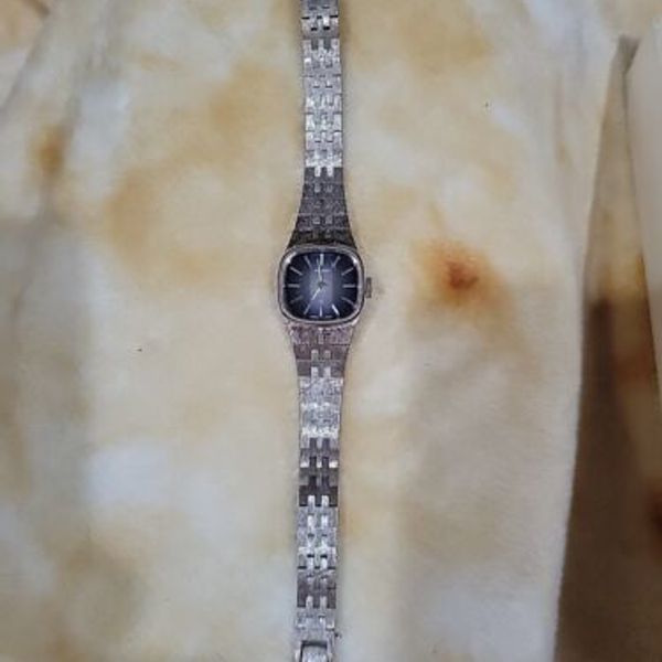 Womens Seiko Square Face Watch Battery Not Included | WatchCharts ...