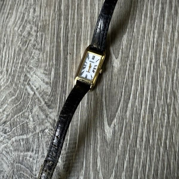 Seiko Solar Tank Watch Women 15mm White Dial Gold Tone Rectangle V116 ...