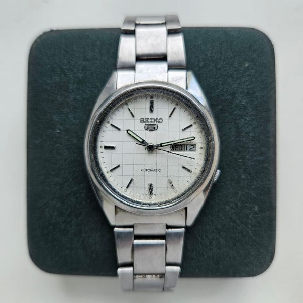 Vintage Seiko 7009-3040 Automatic 21 Jewels Day Date Bar Shape | WatchCharts Marketplace