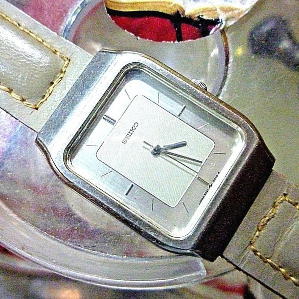 Ladies 25mm SEIKO 5P31-5010 Guilloche Dial Grey Tank 1985 Vintage Quartz | WatchCharts