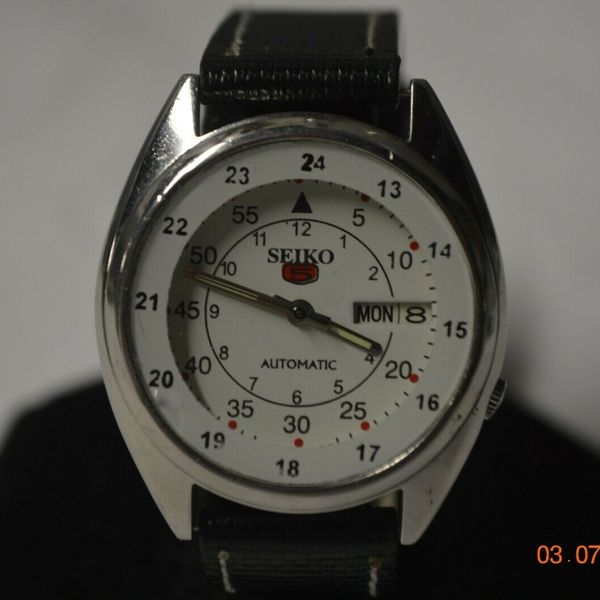 MEN'S SEIKO 5 AUTOMATIC WRIST WATCH WITH DAY AND DATE WINDOW ...