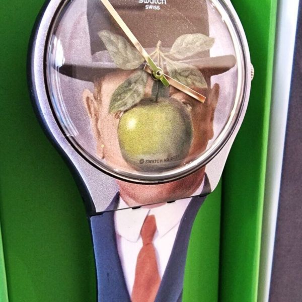 Orologio SWATCH LE FILS DE L'HOMME BY RENE MAGRITTE SUOZ350 ART JOURNEY ...