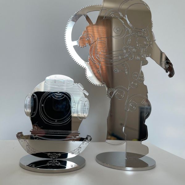 [WTS] Omega Astronaut and Diver Displays | WatchCharts