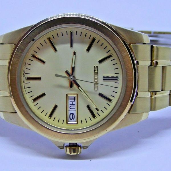 Gent's Vintage SEIKO Gold Tone Quartz Day Date Wristwatch V743-6A40 | WatchCharts Marketplace