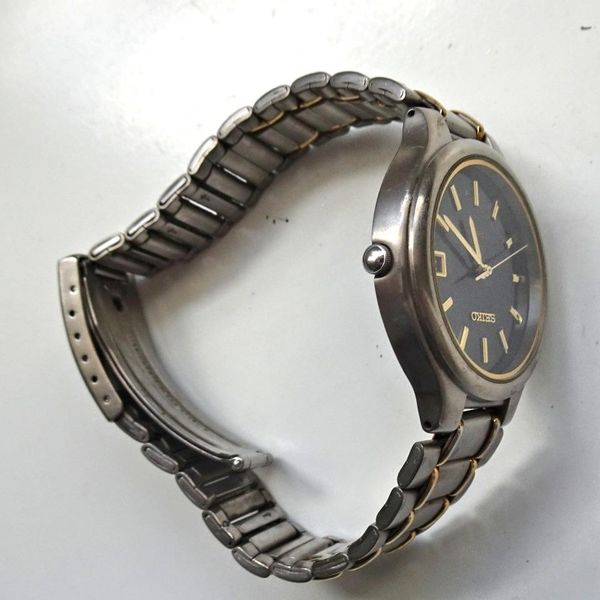 Gent's Vintage SEIKO Titanium Quartz Watch with Date (7N42-8090 ...