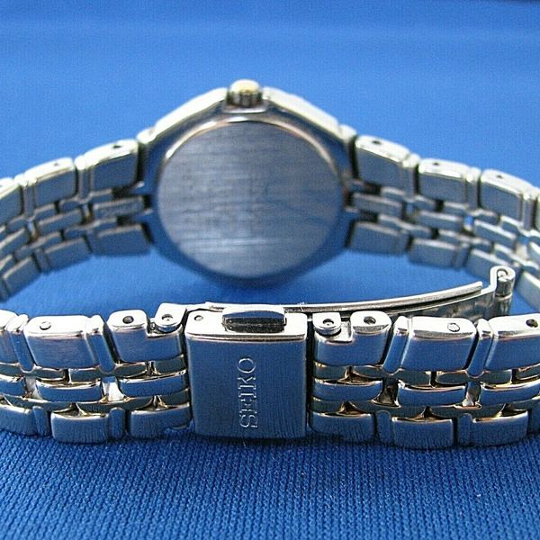 Seiko 7n82 Ladies Quartz Date Watch with Stainless Steel Bracelet ...